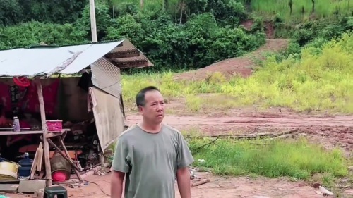 现在一楼在拆模板架子,还有5根构造柱没有浇筑估计明天才能浇完