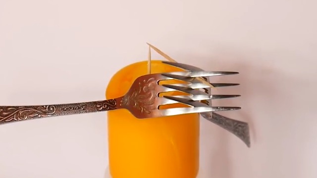 违反常理的小实验,感觉物理都白学了,神奇原理谁能解答?