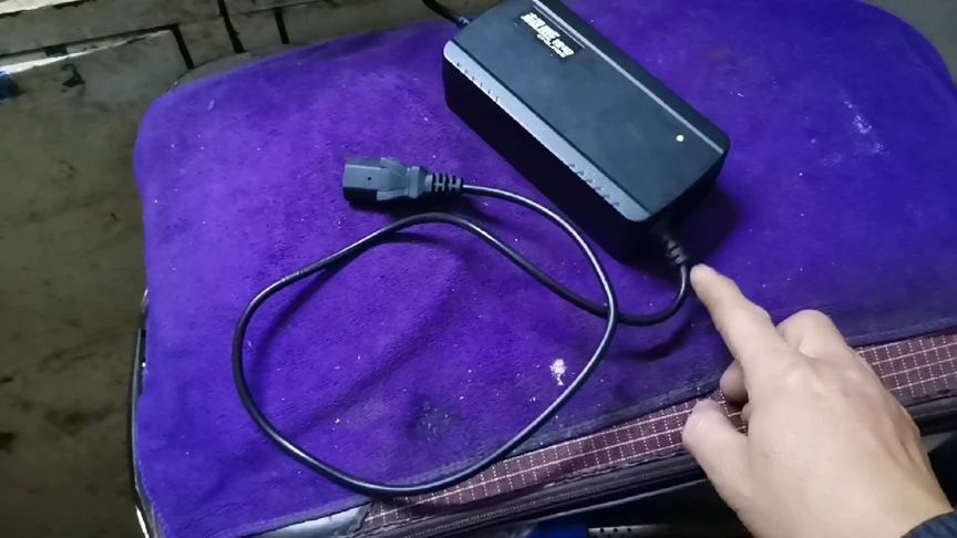 48v电动车锂电池充电器充电显示绿,充不了电,什么故障?