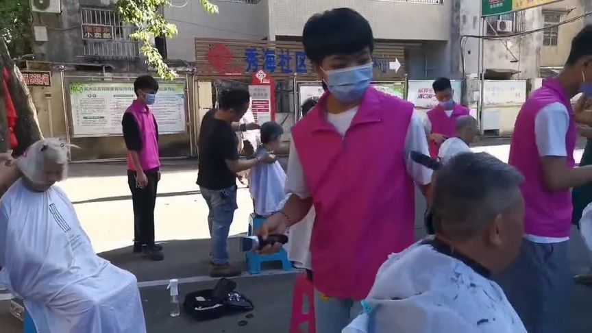 海南省商业学校美发与形象设计专业师生到秀英吉玛隆超市为市民…