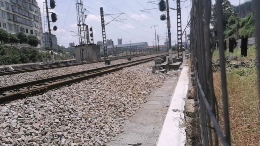 #铁路 #拍火车 停运已久的K635次列车减速即将进入怀化站