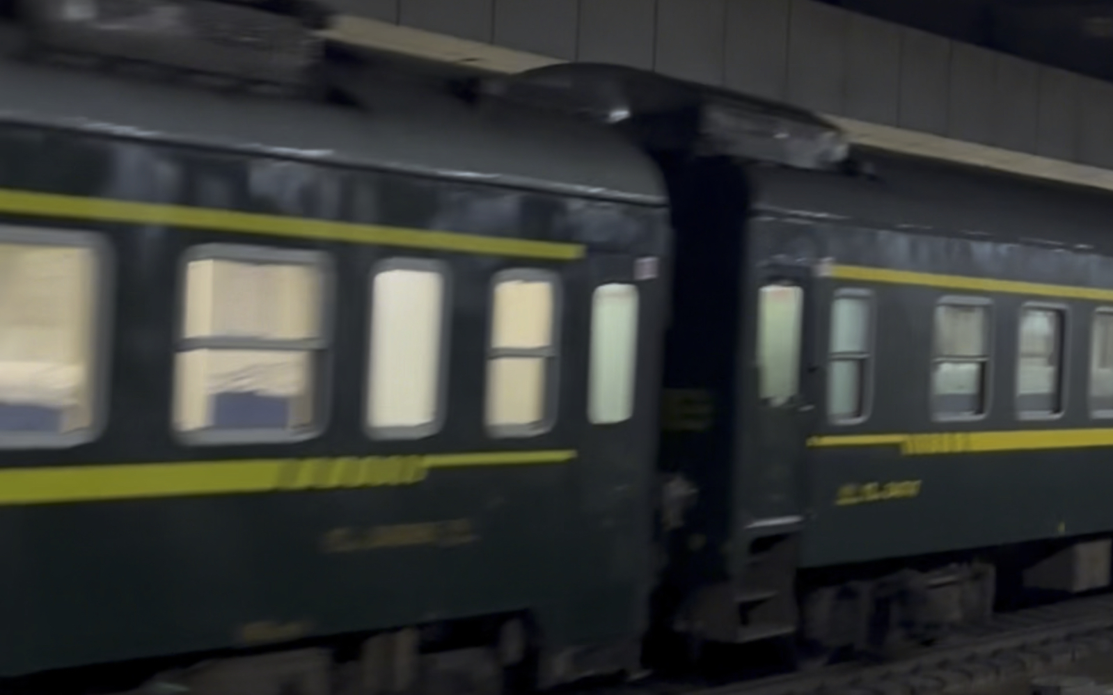 曾经的“铁路第一速”25K型客车。为什么25K型客车的时速由最初的...