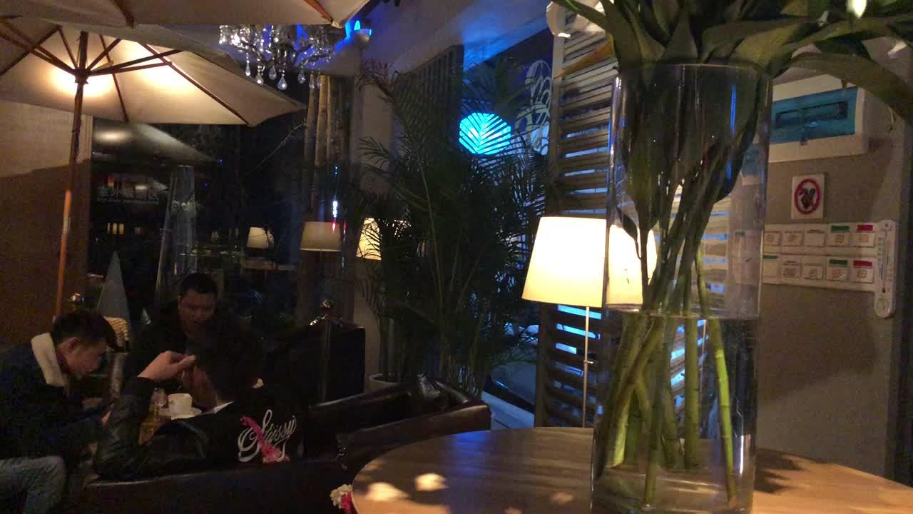 对面餐馆没开,却发现了一家暖气刚好的咖啡厅.很好