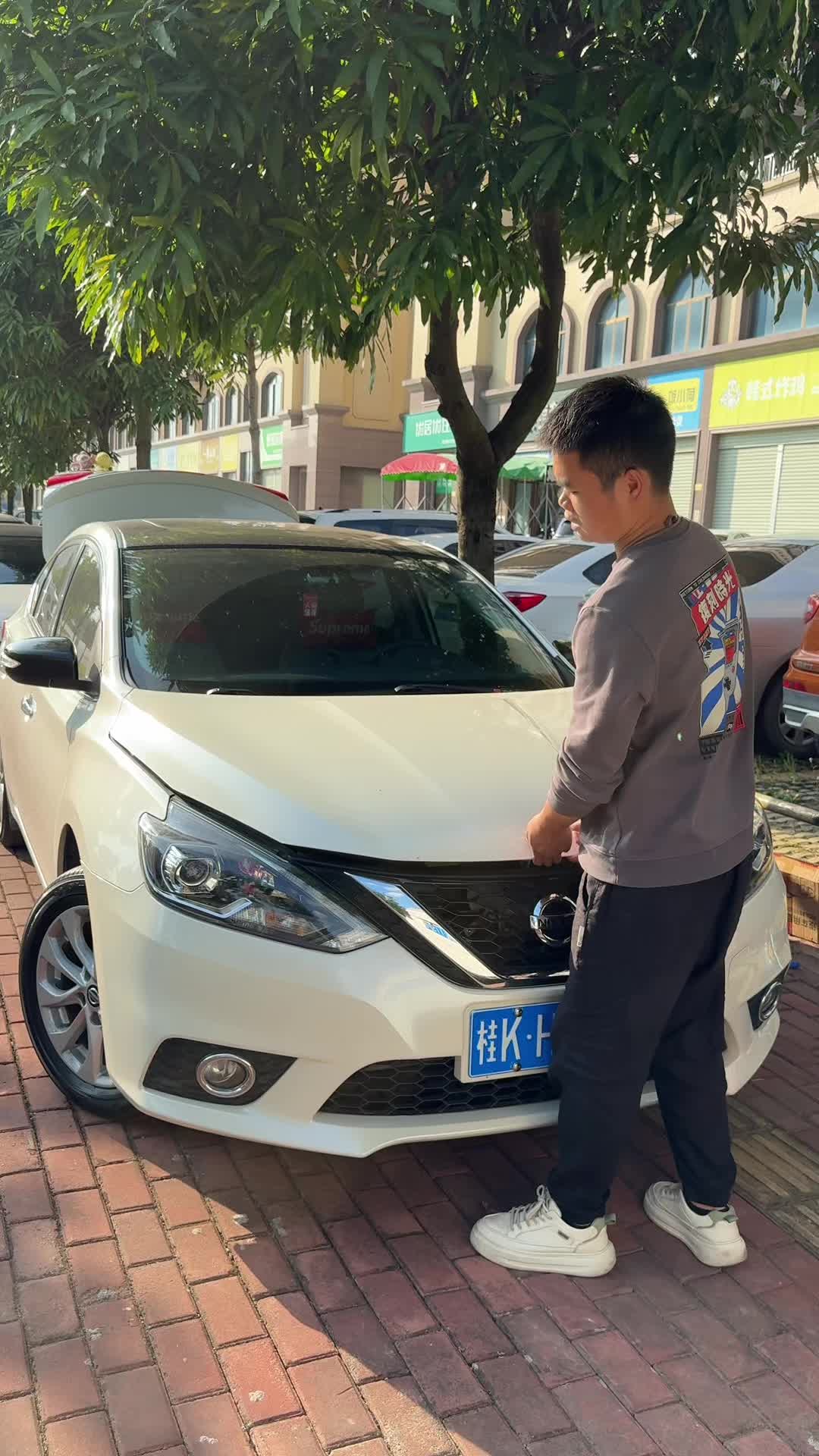 轩逸原车没有液压杆,引擎盖很重,每次打开都很费劲,安排上这款日产...