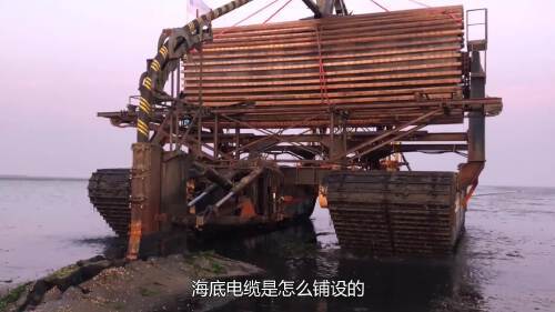 如何把电缆铺设到海底?从陆地移动到海里,一前一后同时进行