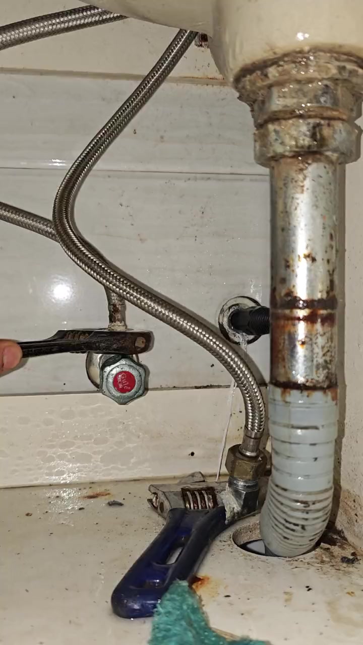 这旧浴室柜碰哪哪坏,角阀软管下水器换个遍了。#大有工具 #大有锂...