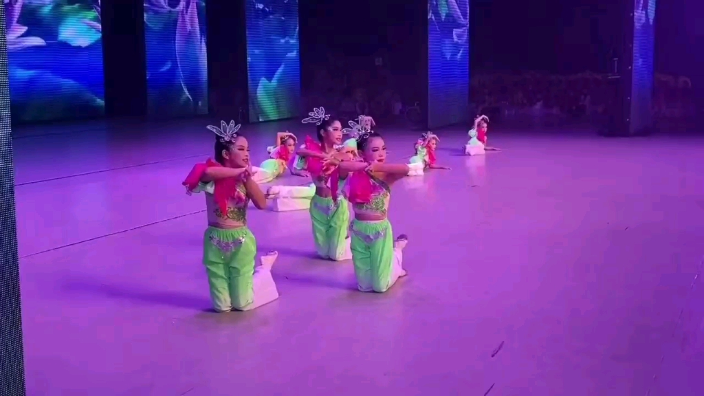 小学生们精彩表演美丽的舞蹈