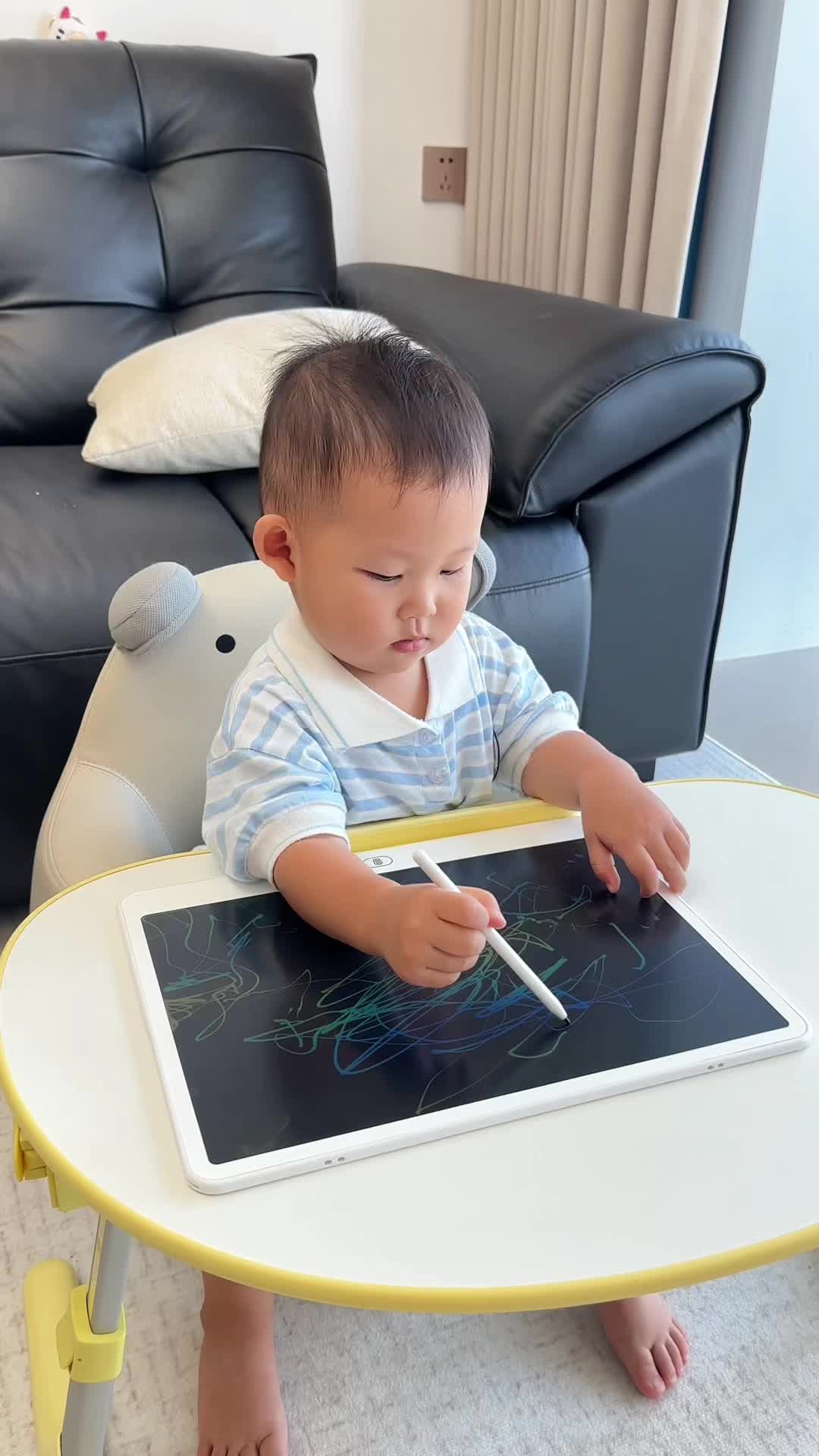 高清液晶画板,喜欢涂涂画画是孩子天性,一键清屏反复使用,没有粉尘和...