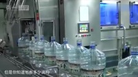 一桶矿泉水有多少滴水?小伙用滴管实验,这是有多无聊?