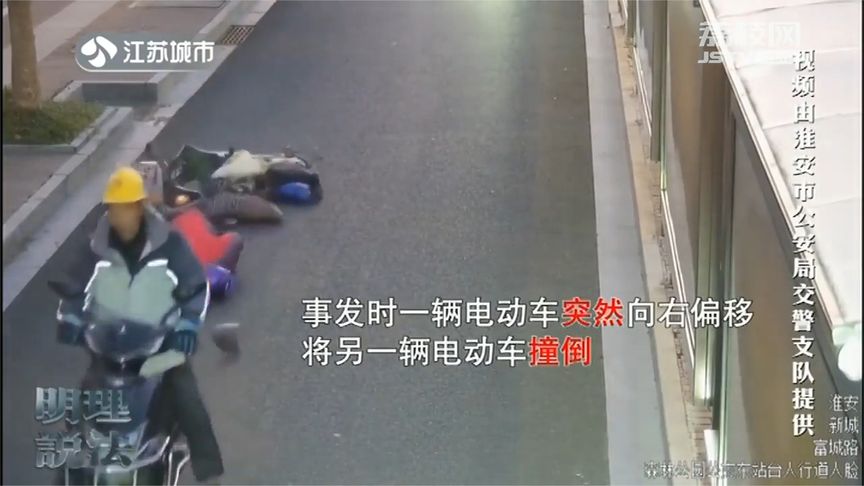 揪心一幕!两辆电动车相撞,伤者倒地不起!肇事者头也不回的逃走