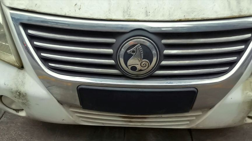 问了一圈,不知道这车是什么牌子,有没有老司机来开车