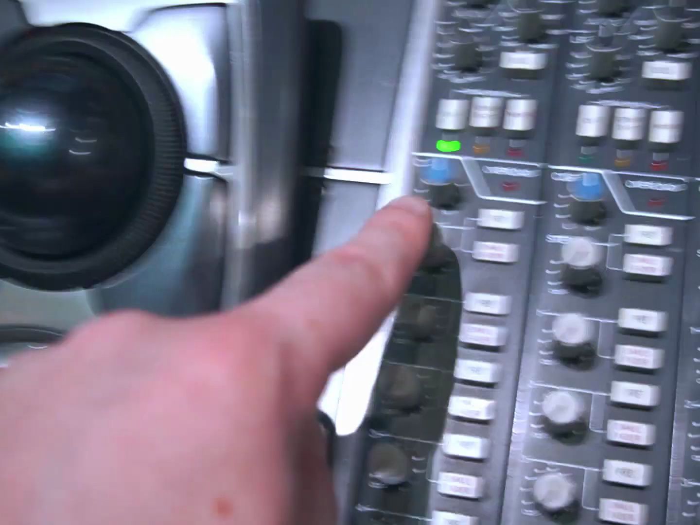 在1980年代的模拟控制台(SSL 4000E)上混合电子音乐