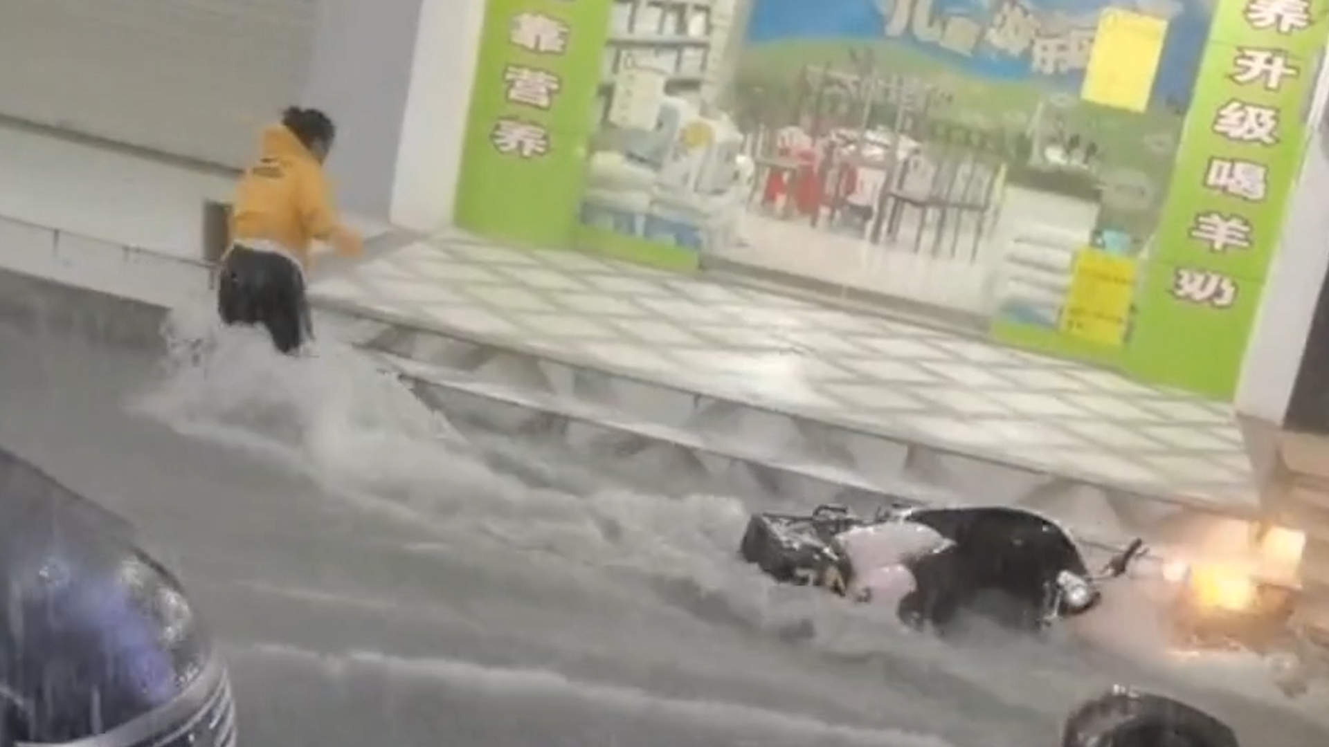 心疼 女骑手冒暴雨送餐逆流而上 不料雨大路滑摔倒摩托被冲走