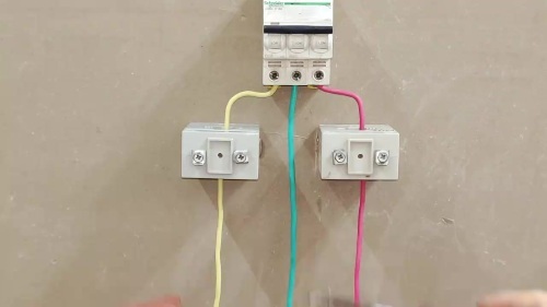 三相电用俩互感器就搞定!你信不信?