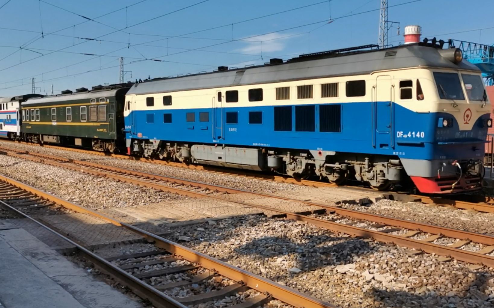 K7711次列车顺义站通过