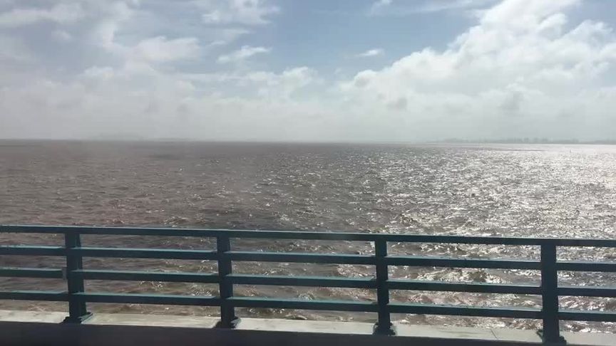 杭州湾跨海大桥,海水中都是黄沙