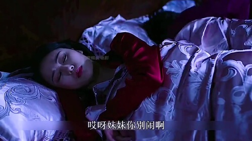 两个女人刚准备睡觉,就感觉被子里好像有什么东西在蠕动,太诡异