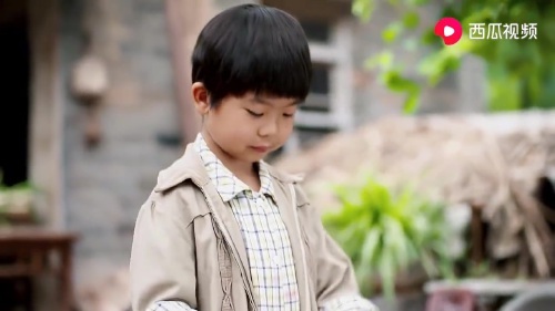 抄电表叔叔见孩子在家洗碗,没上学,孩子动作让他瞬间明白直摇头