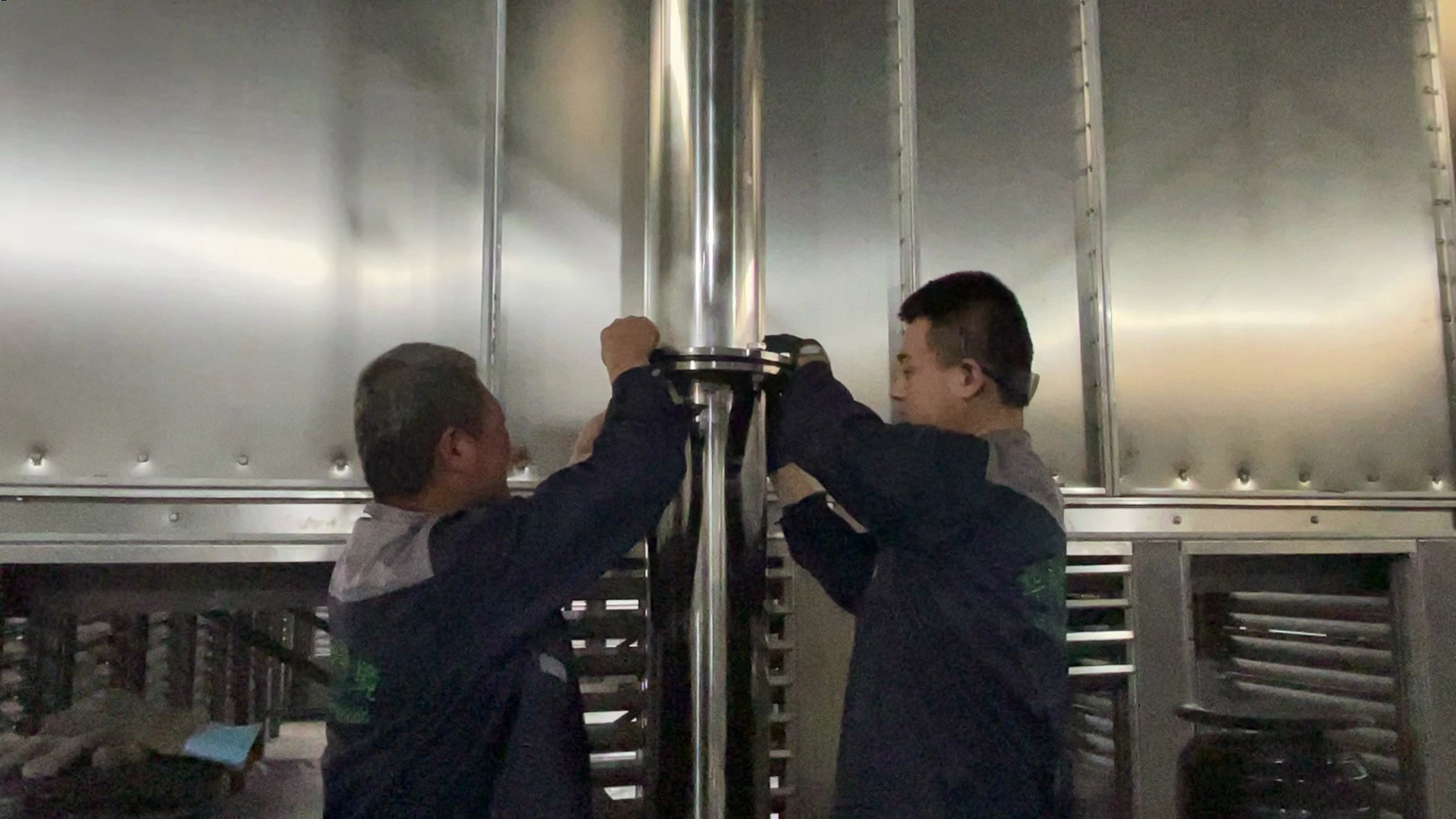 水通过喷头喷成雾状的冷却塔