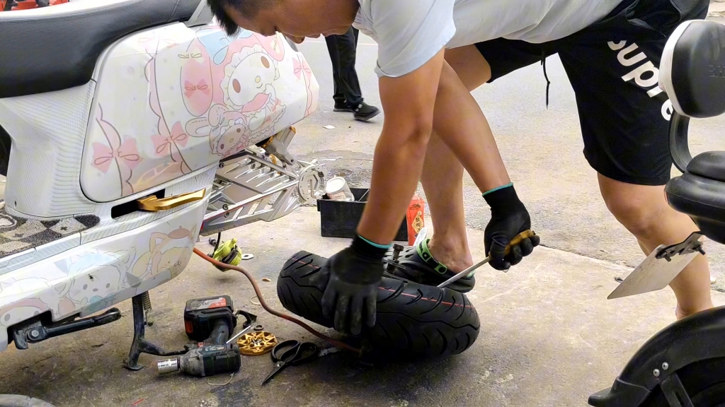 电动车更换大尺寸轮胎,纯纯的体力活,技巧与力量的完美配合!