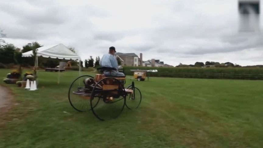 1885年德国工程师卡尔本茨设计制造的世界上第一辆三轮汽油汽车