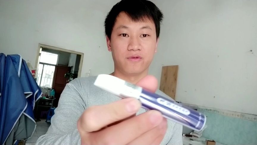 网上花十块钱买个汽车补漆笔回来,补完之后看看效果怎样吧