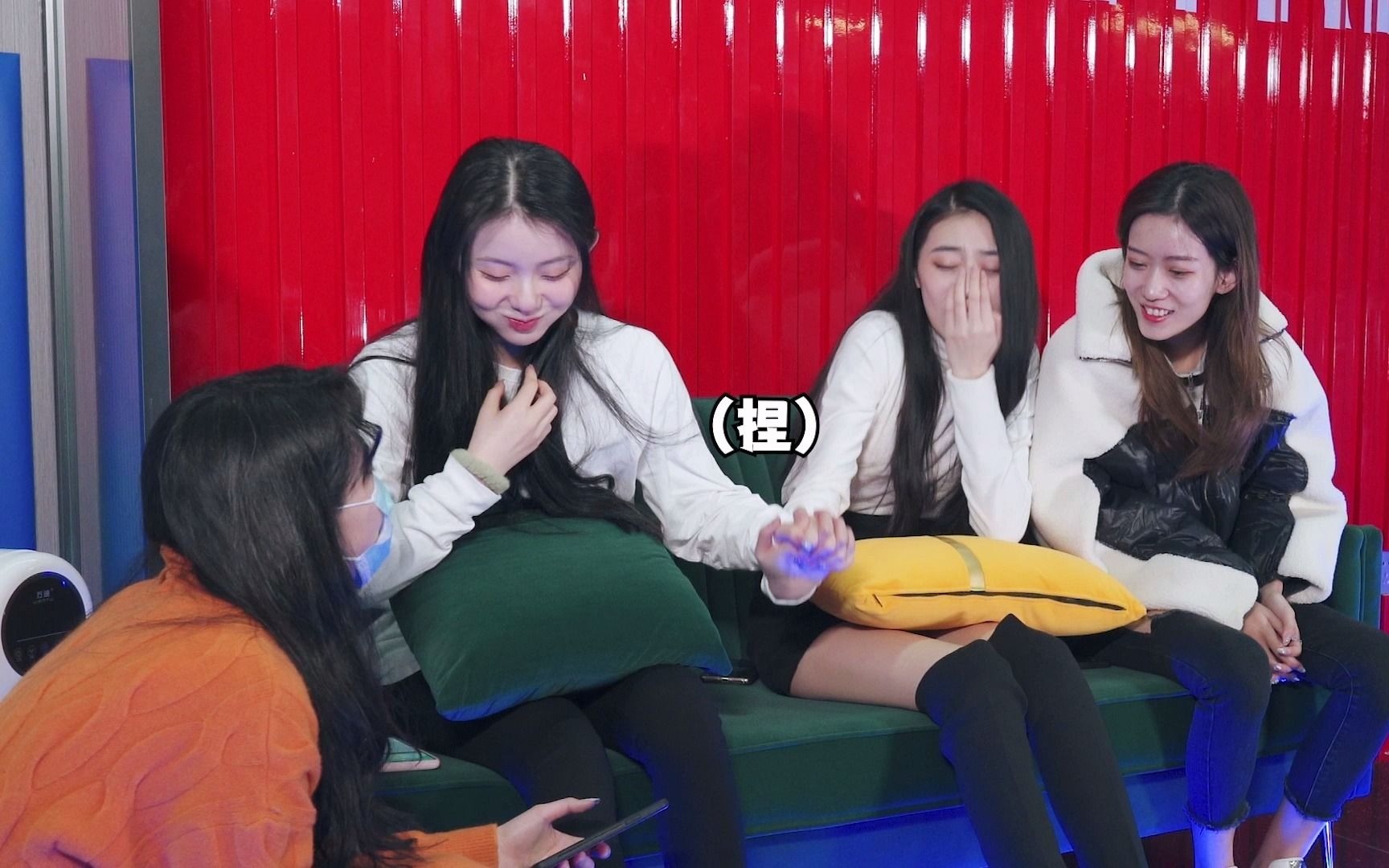 【憋笑挑战】在网吧找美女挠jiojio,她们能忍住吗?