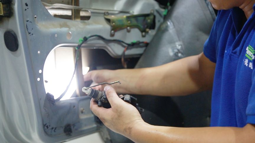 开关车门时有异响,别去乱修,专业技师拆开车门找到了真正原因,是这个...