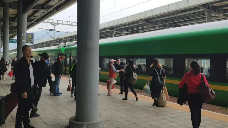 实拍:以后取代普通火车的绿皮动车，到底与其他动车有什么不同？