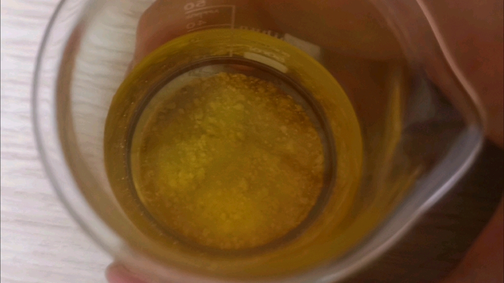 一个人花60分钟,就为了拍一个维生素片在水中分解的故事。