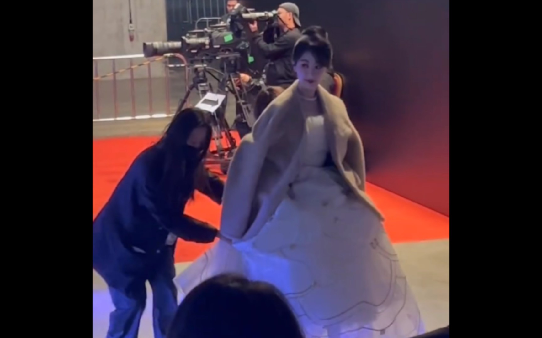 哈哈哈抓到后台的小猴紫 星光大赏杨紫第二套红毯全程主持人:“从...