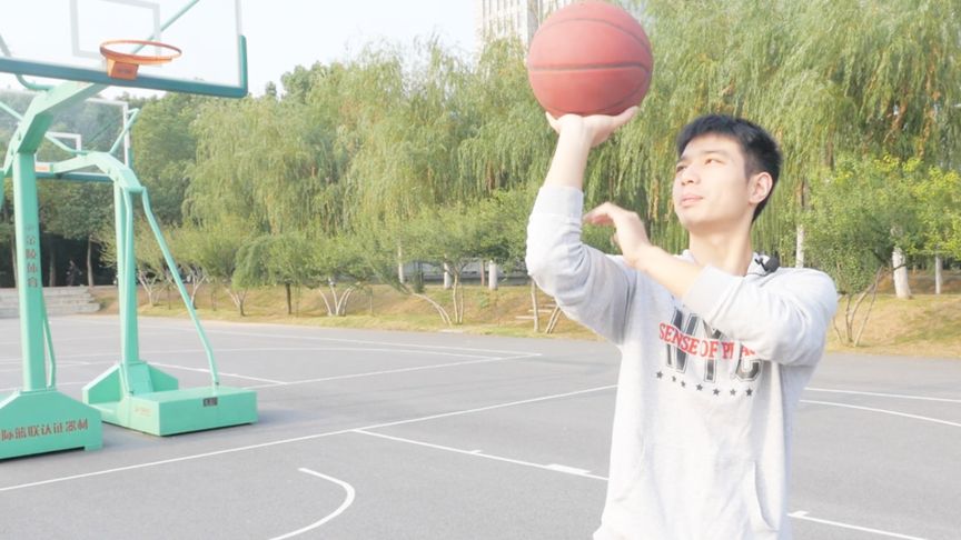 打篮球时原地单手投篮的基本动作,教练教大家一起来学习!