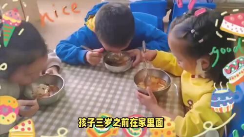 幼儿园食谱写鸡蛋面孩子却吃不到!老师狡辩引众怒,家长当场要求退钱!