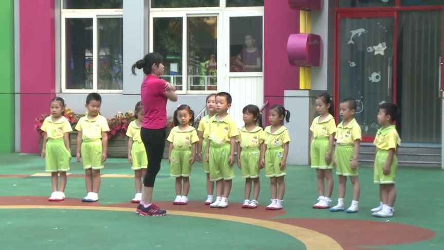 幼儿园中班民间游戏:斗鸡