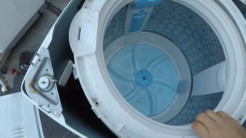 洗完的衣服上老是有黑色小片片 一气之下拆了洗衣机清洗