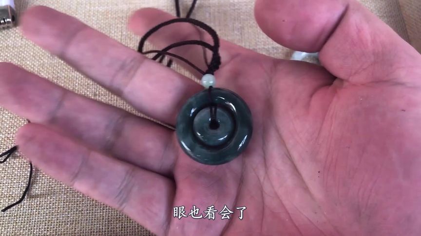 翡翠不会绑线?老三请来老板娘现场示范!各种品类翡翠绑法都在这
