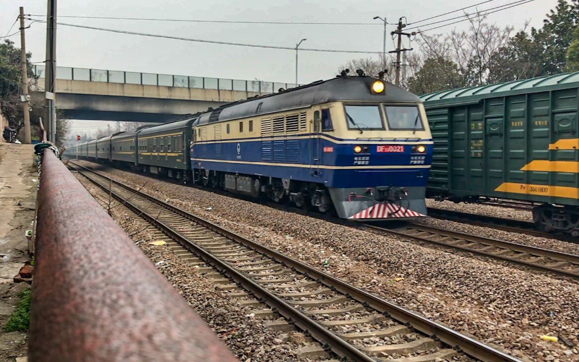 上局合段DF11内燃机车0021号机牵引苏州——重庆北T237次列车下行...