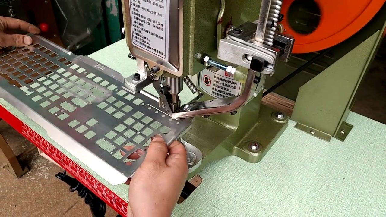 振动盘式铆钉机-【思末斯机械】-价格美丽,可定制