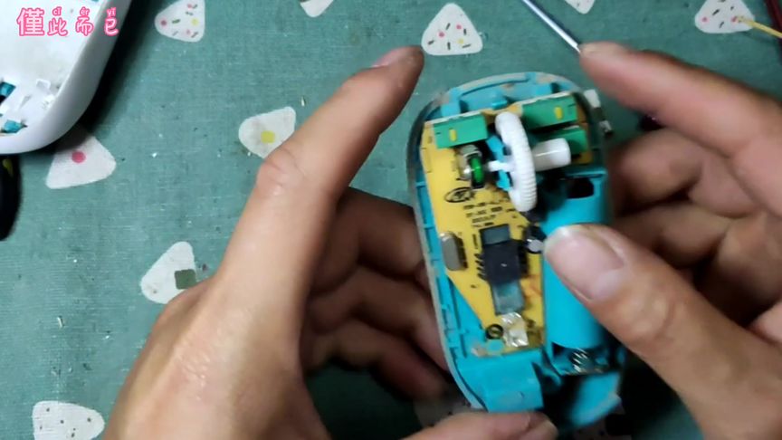 拆解一个无线鼠标,暴力一点拆里面的感光元件,来看看吧