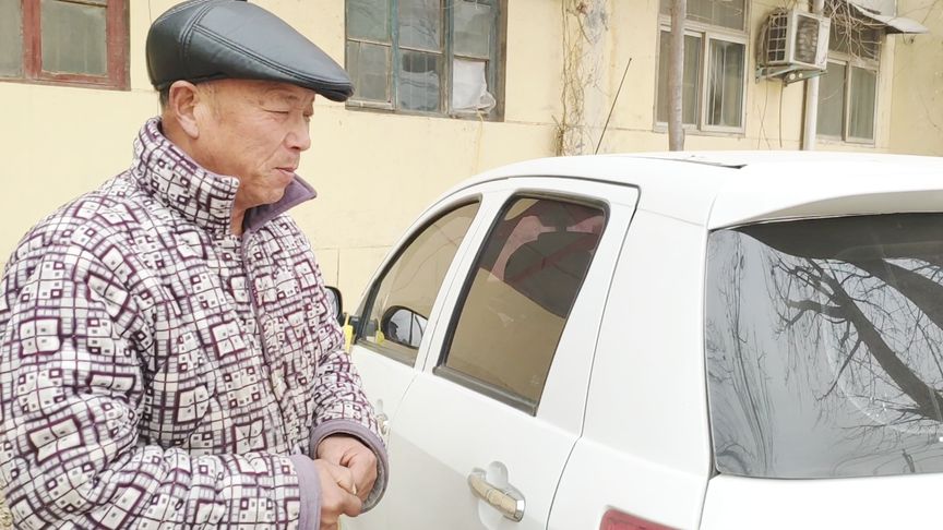 农村60岁大爷花2万元买辆电动汽车,开了2年后悔吗?听他详说
