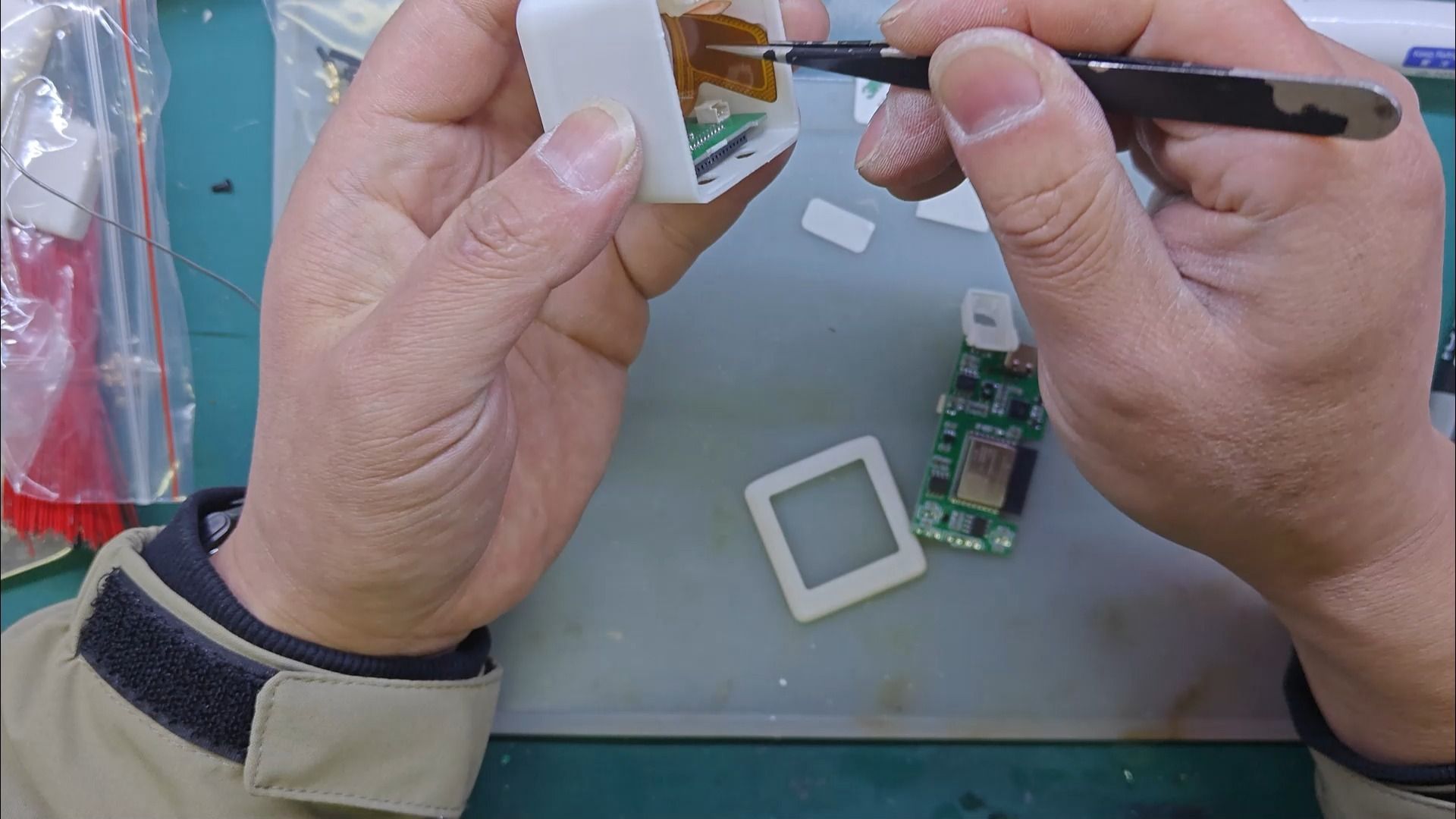 SparkBot AI桌面对话机器人头部安装过程