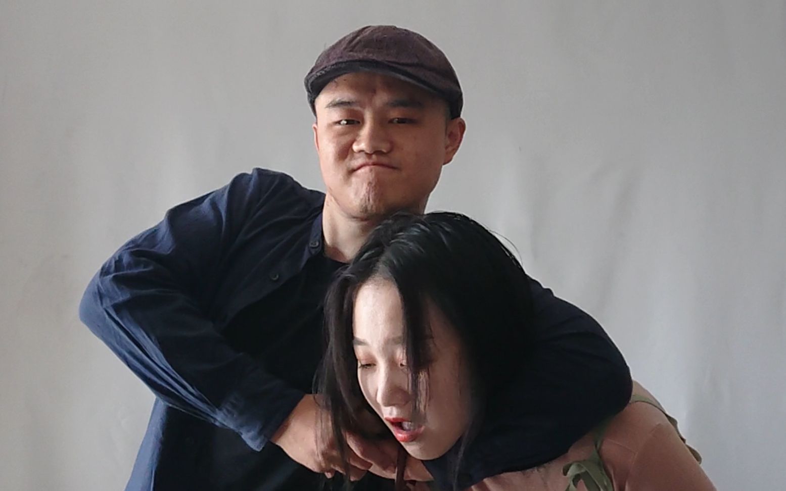 美女脖子被坏人夹住,她用一只手就解决了危机,看她咋做的