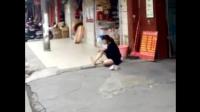 实拍女子狂犬病发作, 好可怕