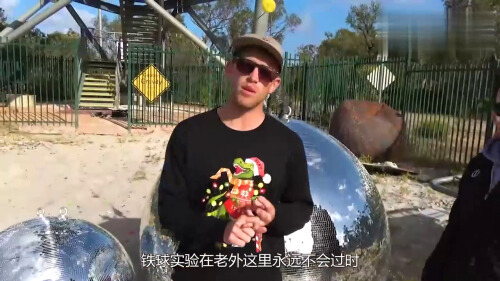 4吨重的铁球撞击力有多可怕?老外用汽车测试,场面太震撼了!