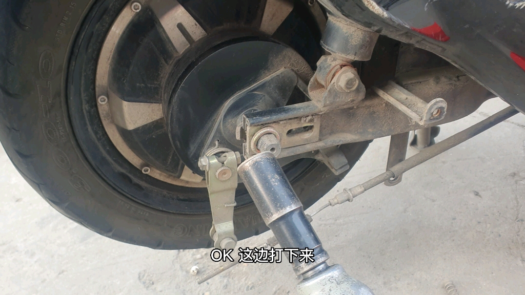 拆卸电动车后轮的具体方法
