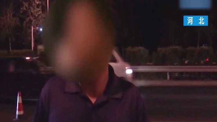 货车司机违反禁令指示标志,交警依法拦停查处,保障市民安全!