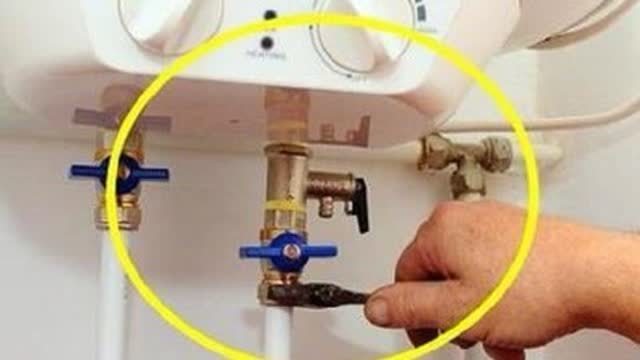 热水器有个“排污开关”,打开后脏水哗哗往.