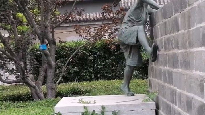 看看这个是什么,猜你看不出来,城市内还有几个碉堡