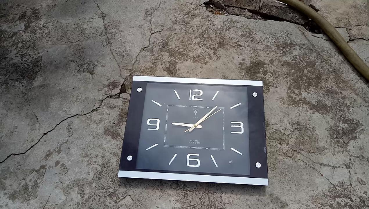 电波钟,换电池后,放户外,不用人工干预,自动对时。