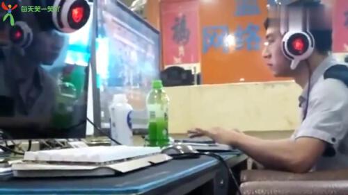 网吧见到的男子打游戏,敲击键盘的动作很帅气,真烫手!